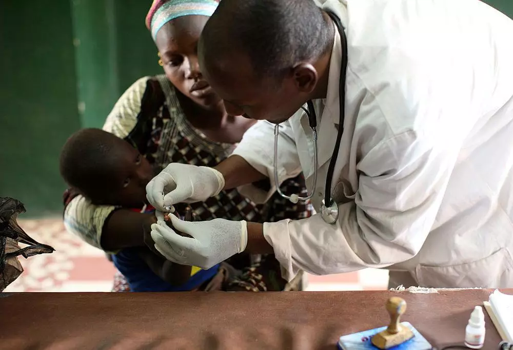 पश्चिम आफ्रिकन शास्त्रज्ञ मलेरियाच्या लसीच्या मागे विज्ञानाचे नेतृत्व करत आहेत