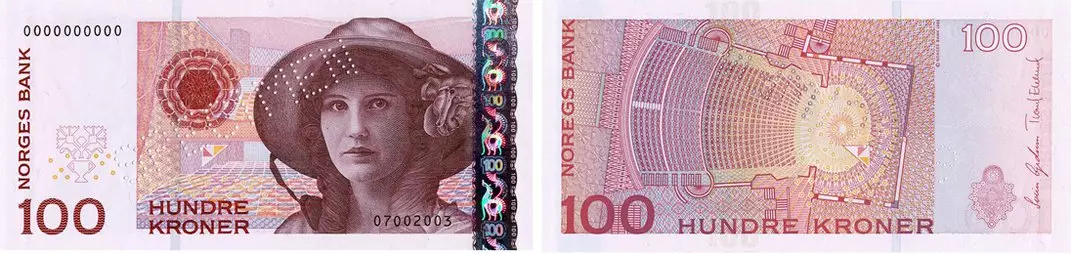 පෙර Series VII 100 Krone note හි ඔපෙරා ගායක Kirsten Flagstad ගේ ප්‍රතිමූර්තියක් මුහුණට මුහුණ ලා තිබූ අතර ප්‍රතිවිරුද්ධ මුහුණත නෝර්වීජියානු ඔපෙරා හි ප්‍රධාන ශ්‍රවණාගාරයේ බිම් සැලැස්මක් නිරූපණය කරයි.