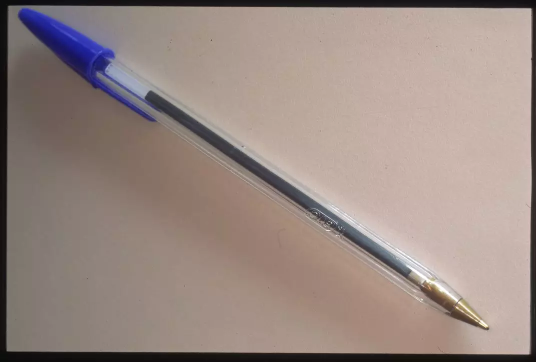 Шариковая ручка BIC Cristal® — это икона дизайна, которая находится в коллекции Музея современного искусства. © Бернар Аннебик/Sygma/Corbis