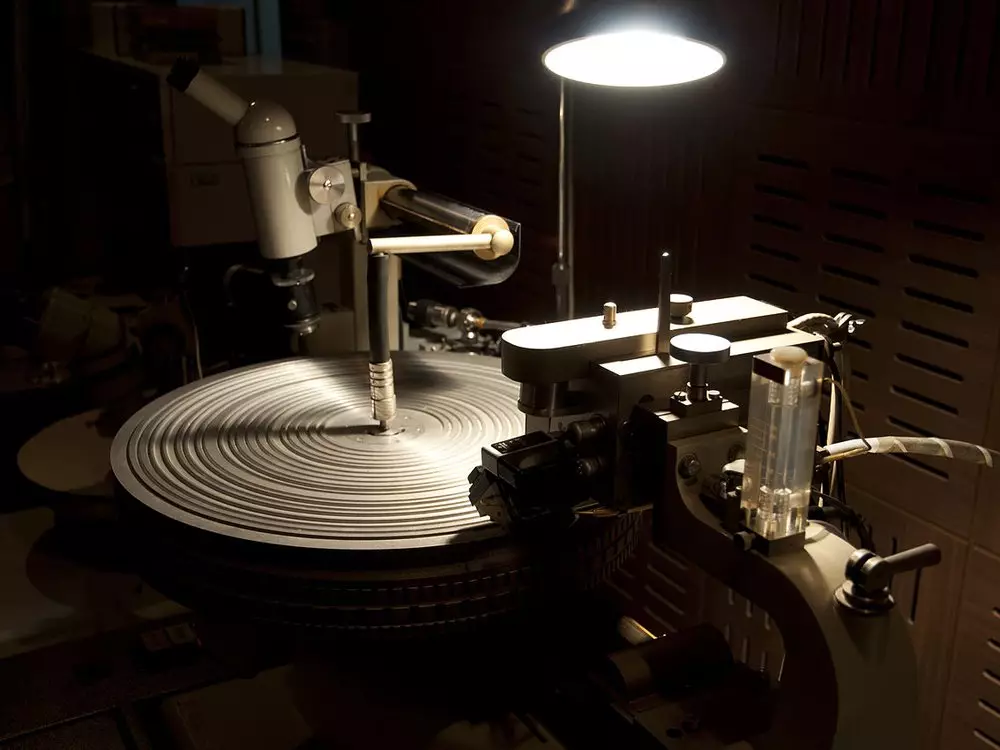 Dimentica il vinile. Dimentica la nuvola. In futuro ascolteremo musica su resina stampata in 3D con polimerizzazione UV