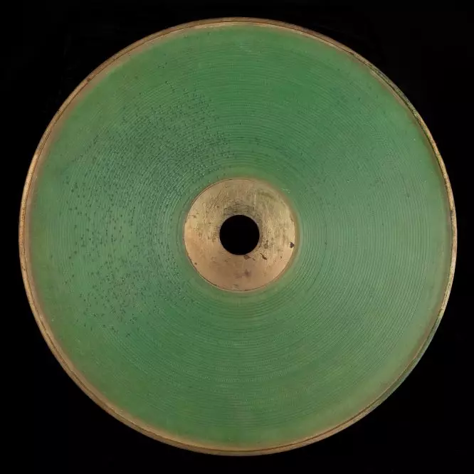 Pirinç tutucuda yeşil mumla disk kaydı (yaklaşık 1885). Fotoğraf Zengin Strauss, Smithsonian