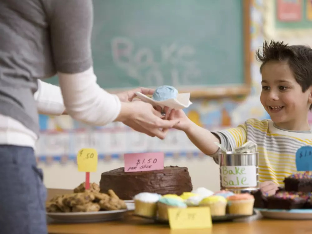 Išparduodami „Bake Sales“ ir „Girl Scout“ sausainiai; „Bowl-a-Thons“ yra