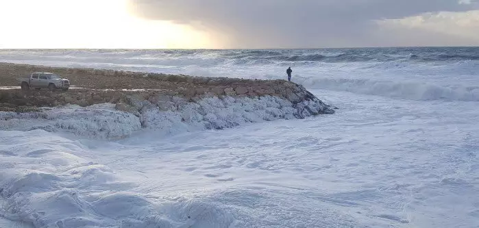 Seeskuim verlustig besoekers van Lebanese Beach