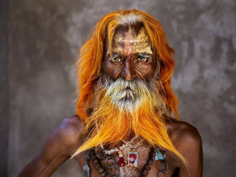 Steve McCurry's Phau Ntawv Yees Duab Tshiab ntawm Is Nrias teb tau ntau xyoo hauv kev tsim