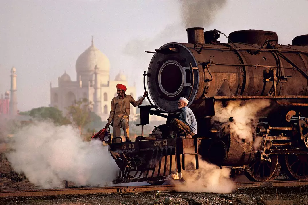 Steve McCurry's Phau Ntawv Yees Duab Tshiab ntawm Is Nrias teb tau ntau xyoo hauv kev tsim 50537_2