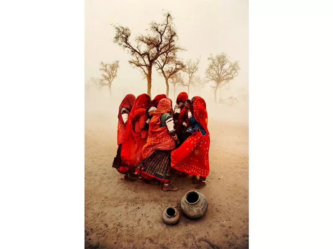 Steve McCurry's Phau Ntawv Yees Duab Tshiab ntawm Is Nrias teb tau ntau xyoo hauv kev tsim 50537_3