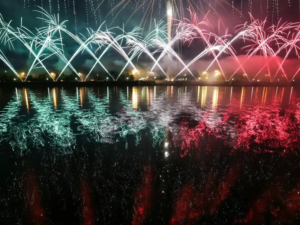 Oogverblindende foto's van Ruslands eerste jaarlijkse pyrotechnische festival