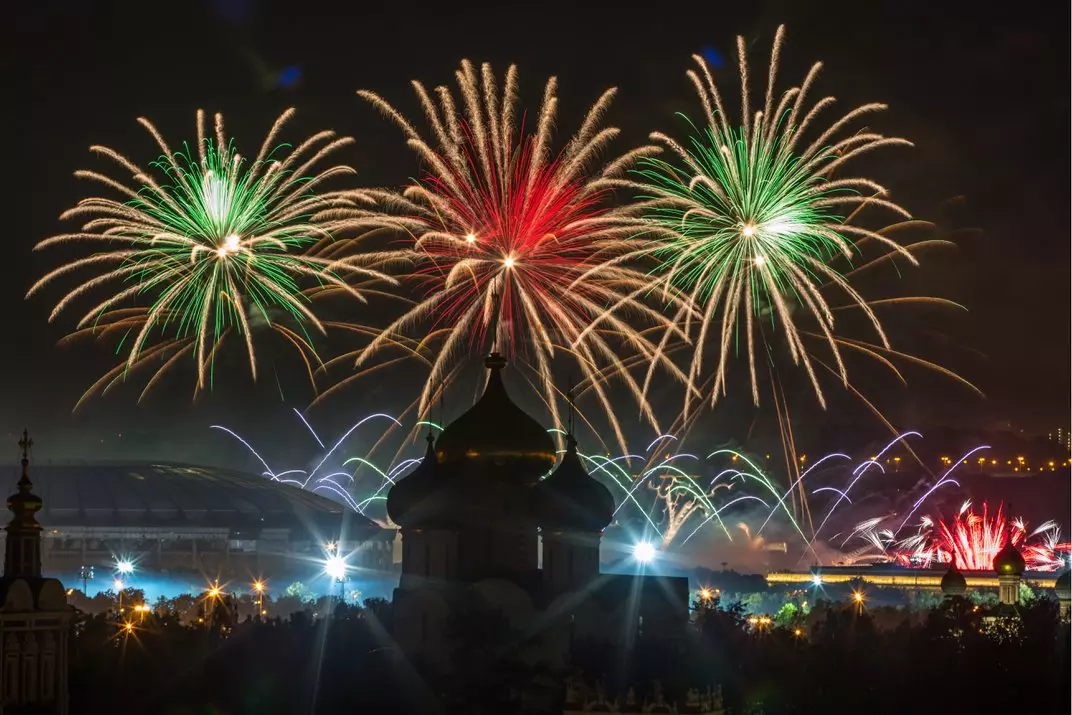 रूस के पहले वार्षिक आतिशबाज़ी उत्सव की चमकदार तस्वीरें 50616_4