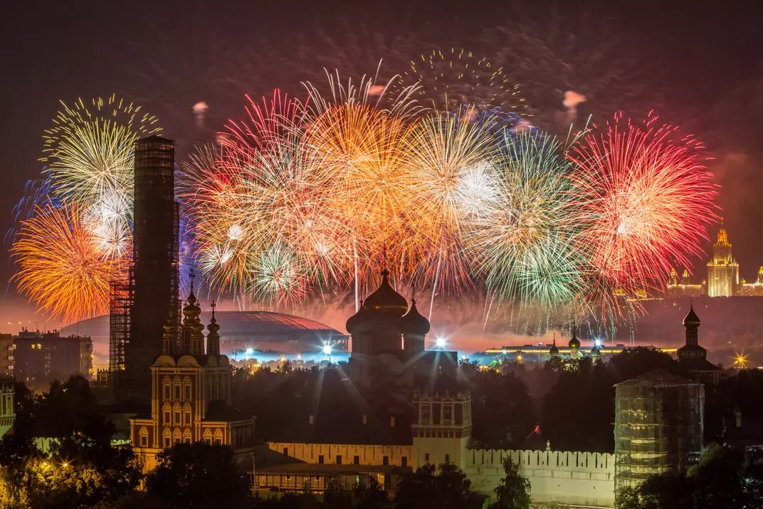 रूस के पहले वार्षिक आतिशबाज़ी उत्सव की चमकदार तस्वीरें 50616_8