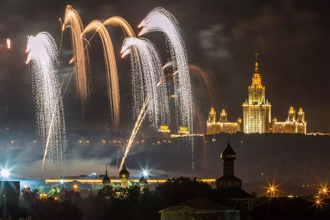 रूस के पहले वार्षिक आतिशबाज़ी उत्सव की चमकदार तस्वीरें 50616_9
