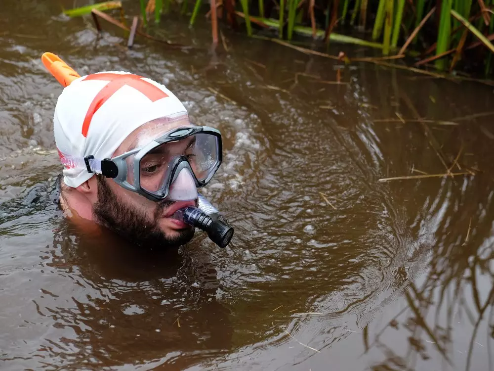 Schwimmen durch Schlamm bei den Weltmeisterschaften im Moorschnorcheln