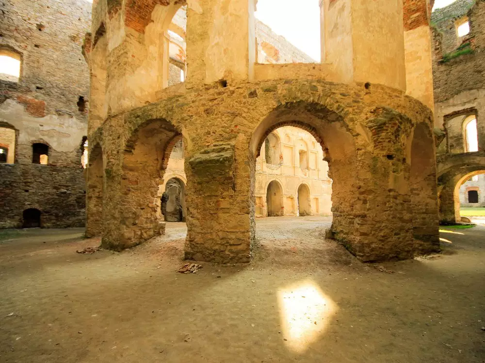 Żur il-Kastelli Ruined tal-Polonja