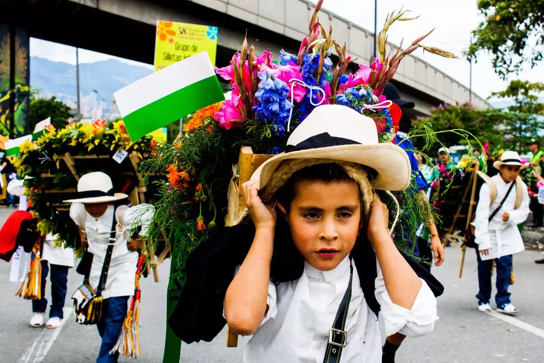 Un desfile de flores brillantes en una ciudad con un pasado oscuro 50621_5