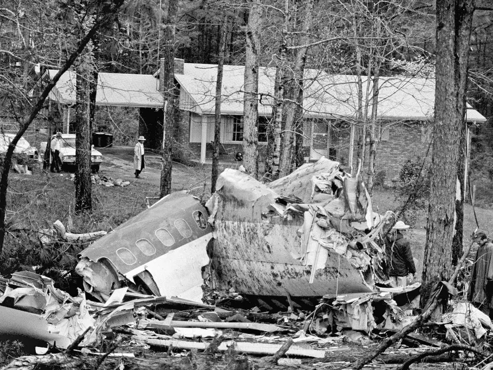 Kisa ki te pase lè yon vòl 242 Southern Airways te fè aksidan nan lakou devan Sadie Burkhalter