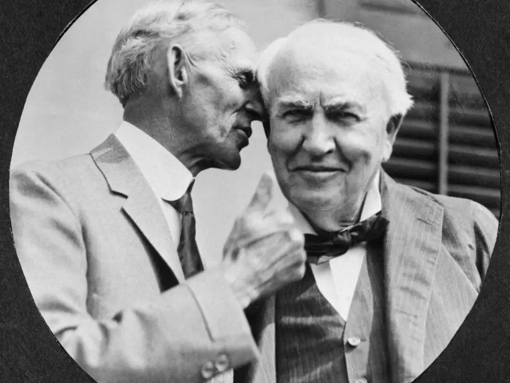 မစ်ရှီဂန်ရှိ စမ်းသပ်ပြွန်တစ်ခုသည် Thomas Edison ၏ သေမင်းခန်းမှ လေကို ကိုင်ဆောင်ထားသည်။