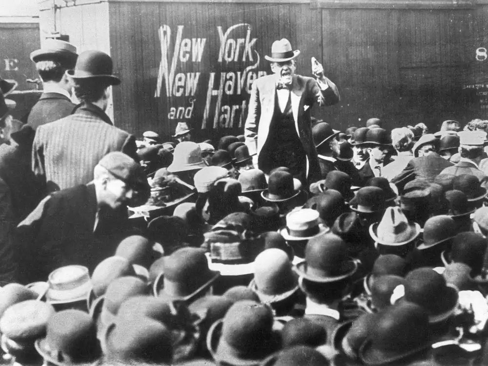 Debs fa una campagna per la presidenza davanti a un'udienza in uno scalo merci nel 1912.