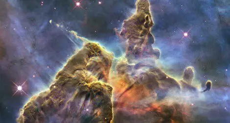 Stara zvijezda izbacuje mlazove pregrijanog plina i prašine u maglini Carina