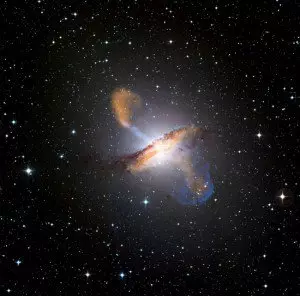 O gaură neagră în centrul Centaurus O galaxie aruncă jeturi de gaz în exterior.