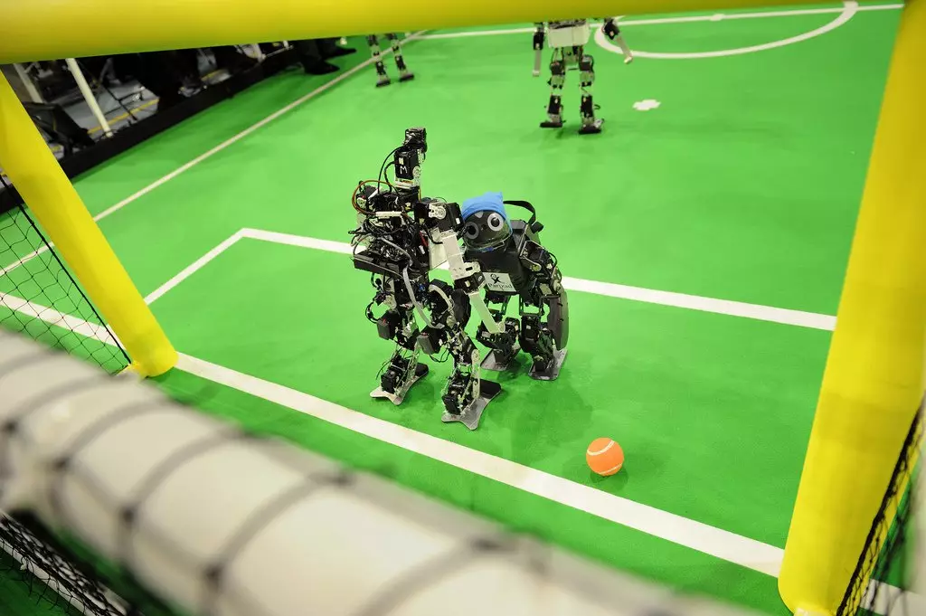 RoboCup: Kuvaka Chikwata Chemarobhoti Achakunda Vakwikwidzi VeNdebe yeNyika 50715_1