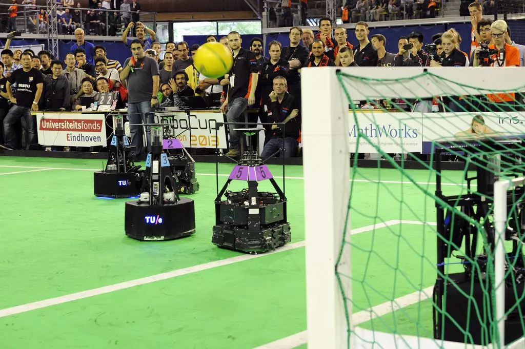 RoboCup: Baut en Team vu Roboteren déi d'Weltmeeschterschaft schloen 50715_2