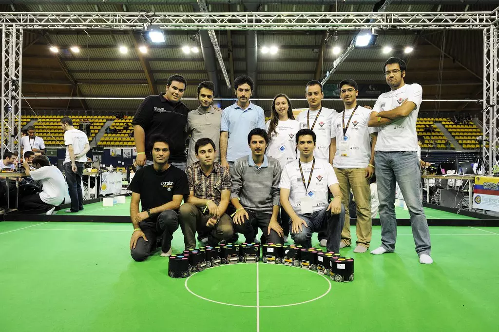 RoboCup: suburkite robotų komandą, kuri įveiks pasaulio taurės čempionus 50715_4