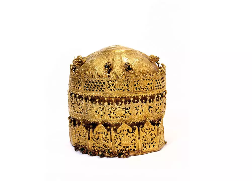 Krono,-oro-kaj-orumita-kupro-kun-vitro-perloj,-pigmento-kaj-ŝtofo,-farita-en-Etiopio,-1600-1850-(c)-Viktorio-kaj-Albert-Muzeo,-Londono .jpg