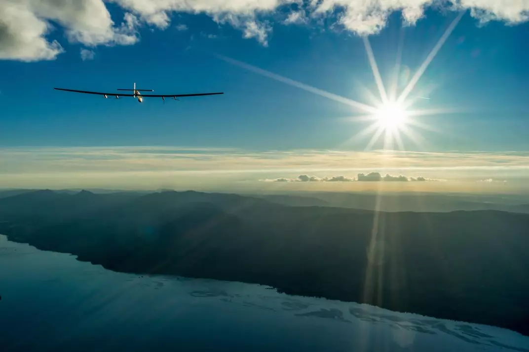 Dit op zonne-energie aangedreven vliegtuig cirkelt momenteel rond de wereld 50839_1