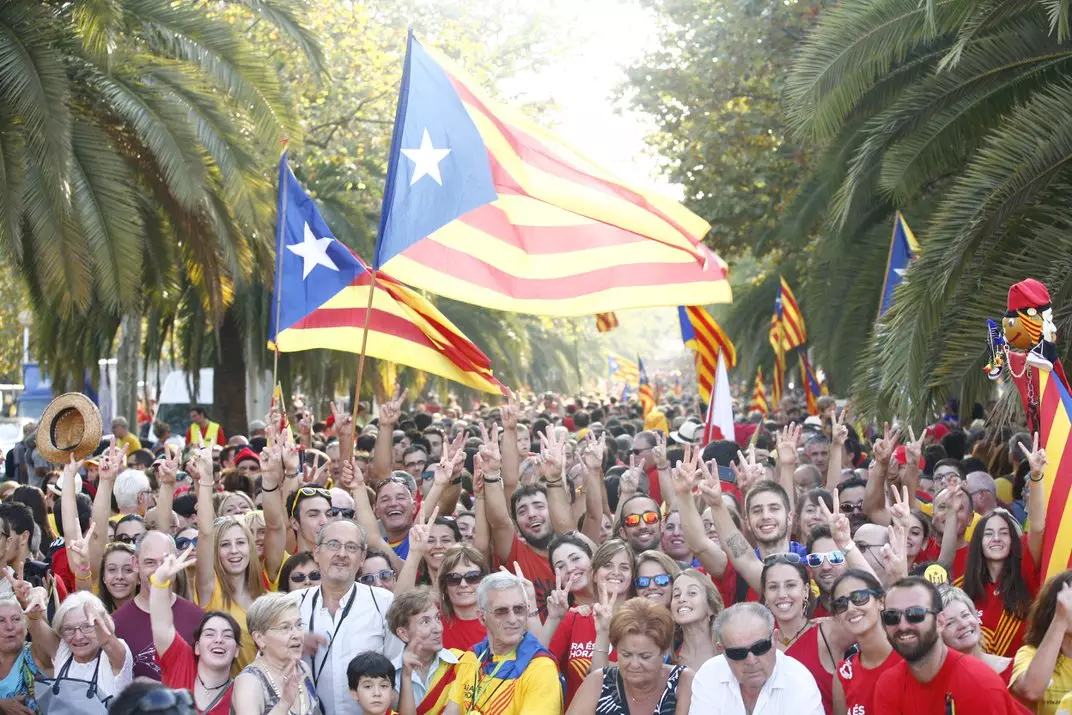 Boj za neodvisnost Katalonije je na ulicah Barcelone dobil obliko velikanskega 