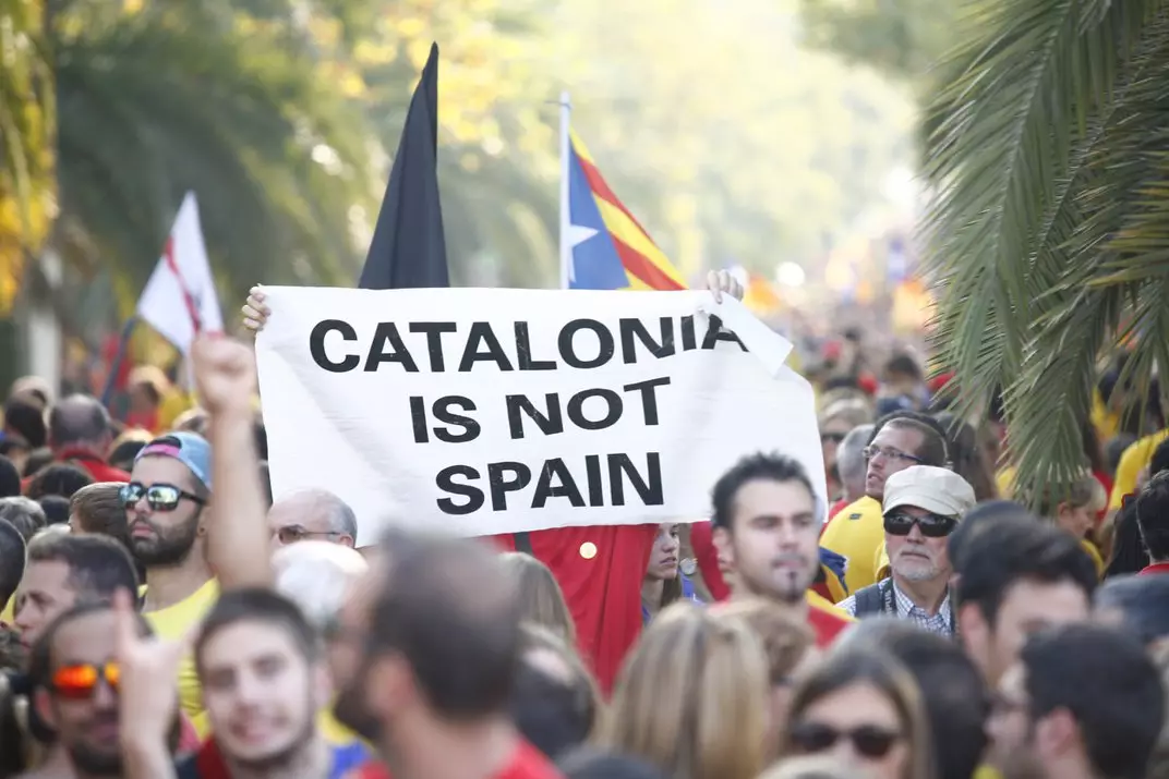 क्याटालोनियाको स्वतन्त्रताको लागि लडाईले बार्सिलोनाको सडकमा विशाल 
