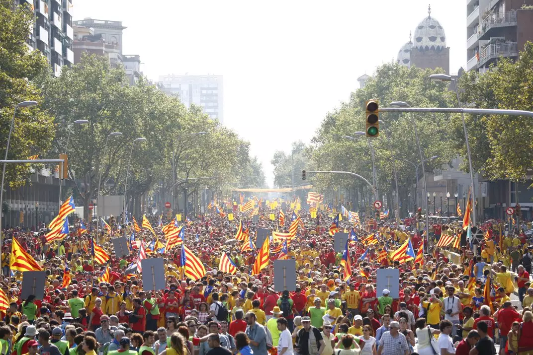 Boj za nezávislost Katalánska nabral podobu obřího „V“ v ulicích Barcelony 50995_4