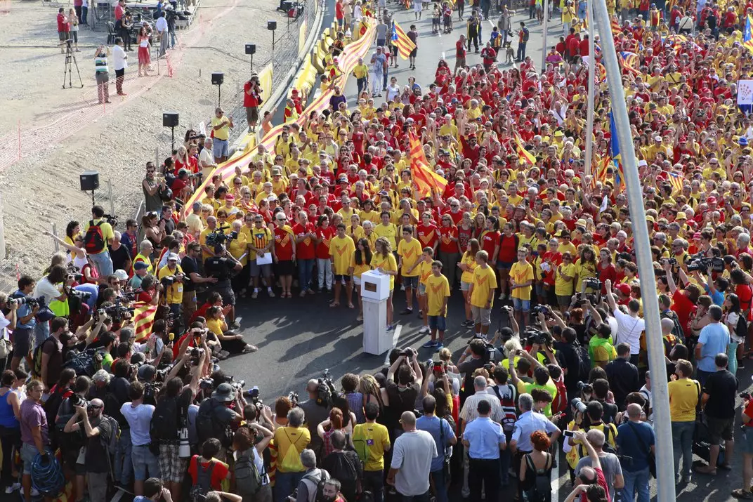 Boj za neodvisnost Katalonije je na ulicah Barcelone dobil obliko velikanskega 
