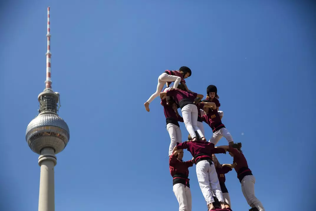 Muxuu Taar Aadanaha Dhererkiisu yahay 36 cagood la leeyahay Madax-bannaanida Catalan? 50996_2