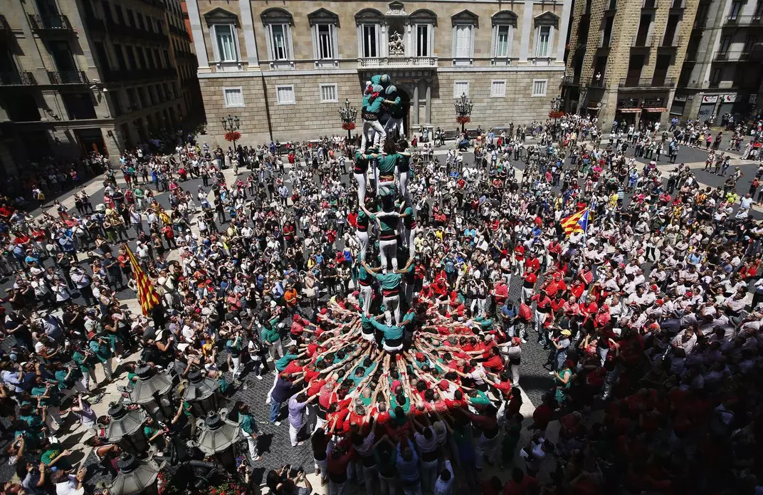 Muxuu Taar Aadanaha Dhererkiisu yahay 36 cagood la leeyahay Madax-bannaanida Catalan? 50996_3