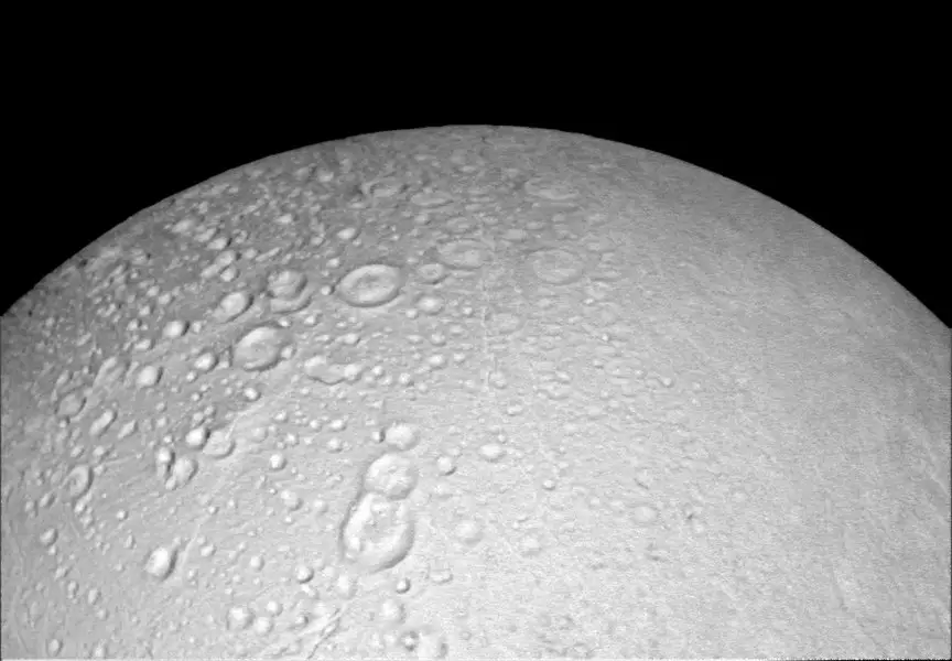 Pragtige nuwe uitsigte oor Enceladus, Saturnus se 6de grootste maan