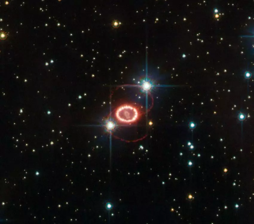 Una supernova desequilibrada, espresso orbital i més meravelles còsmiques