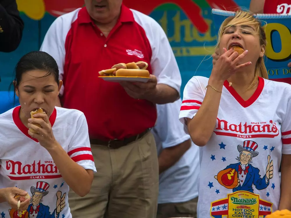 Le Fa'afefea ona Avea se Tauvaga 'ai Hot Dog ma se tasi o Tu ma Aganu'u Sili lona Fa o Iulai