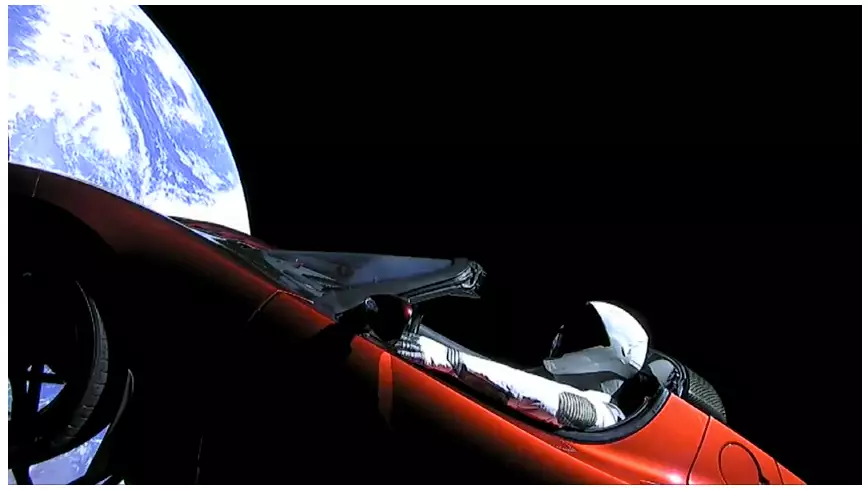 Tesla Roadster gen sis pousan chans pou l fè aksidan sou tè a nan pwochen milyon ane yo