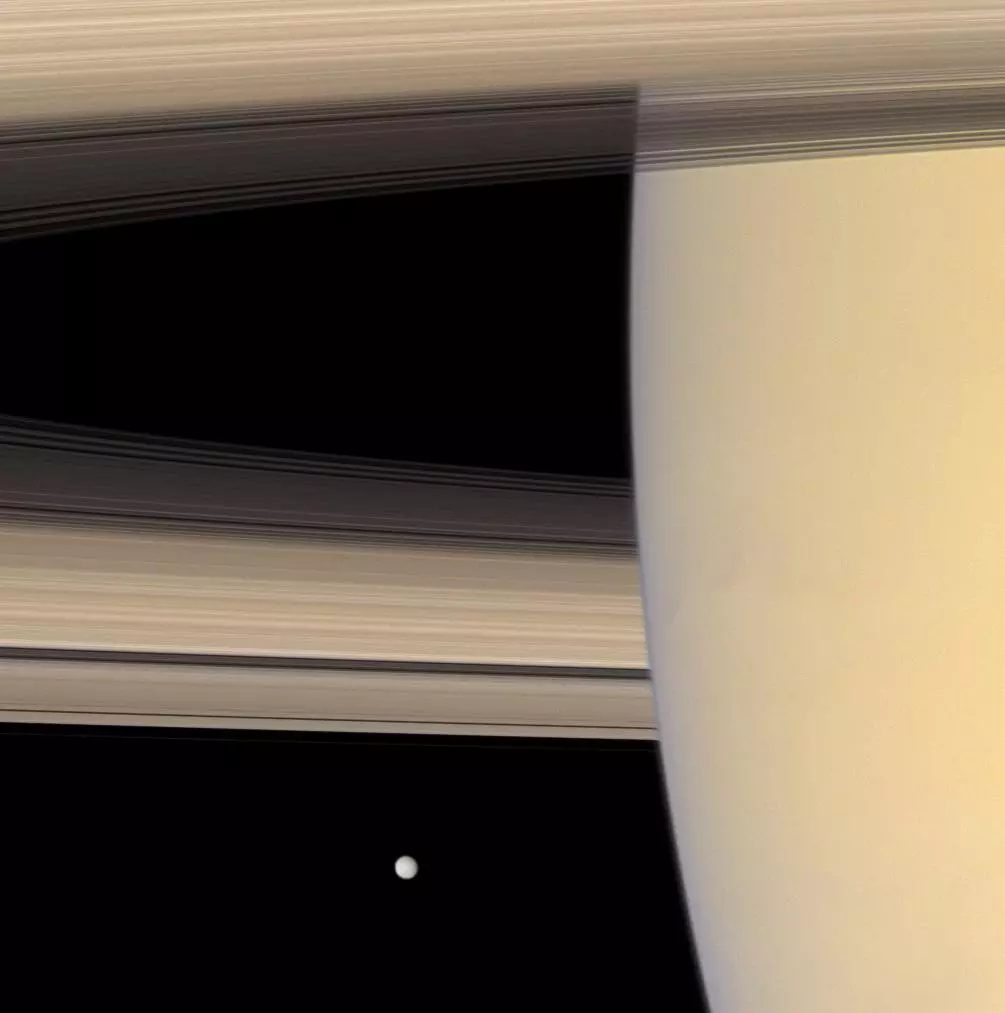 Une force mystérieuse agit sur la lune « étoile de la mort » de Saturne 51274_2