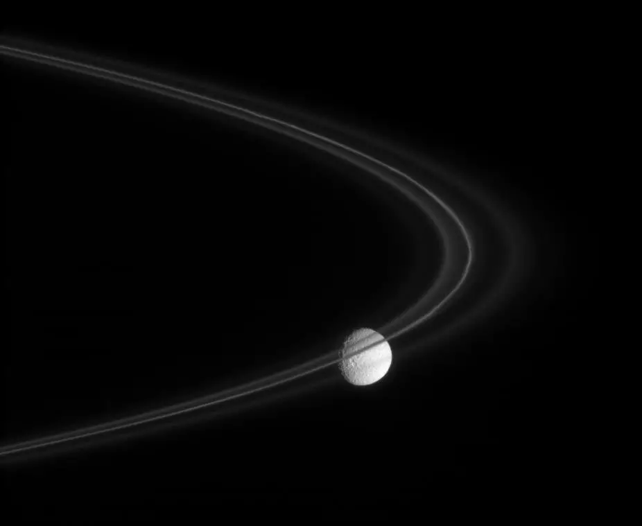 Une force mystérieuse agit sur la lune « étoile de la mort » de Saturne 51274_3