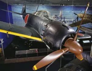 Mitsubishi A6M5 Zero akan nuni a cikin WWII gallery, National Air and Space Museum. Hoto daga Eric Long/NASM.