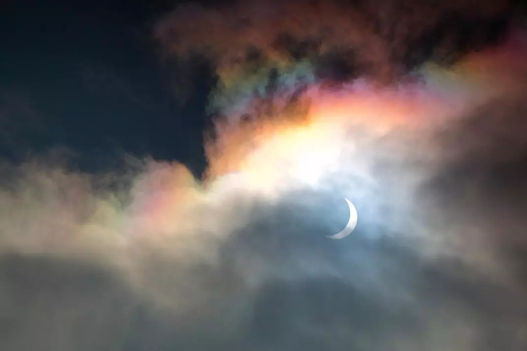 Un'eclissi arcobaleno e fuochi d'artificio a raggi X sono tra questi dolcetti cosmici