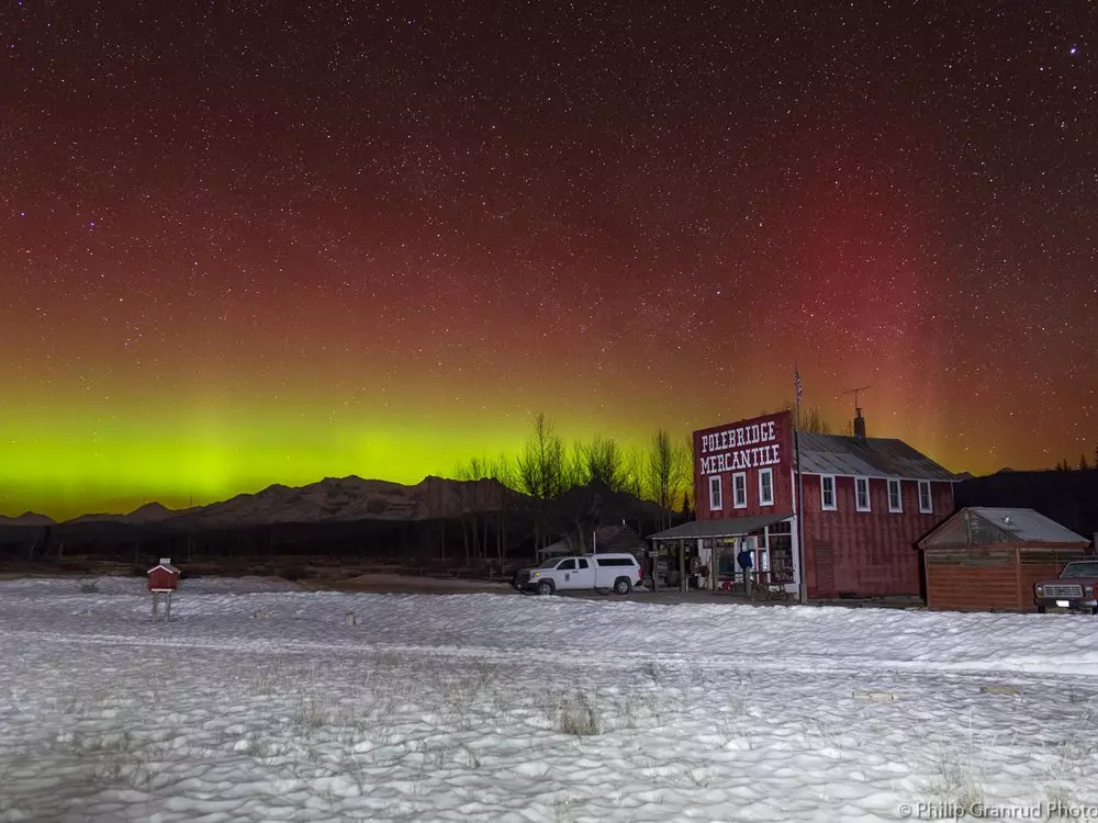 Keajaiban Stellar Ini Termasuk Aurora Merah dan Lubang Hitam yang Mengepul