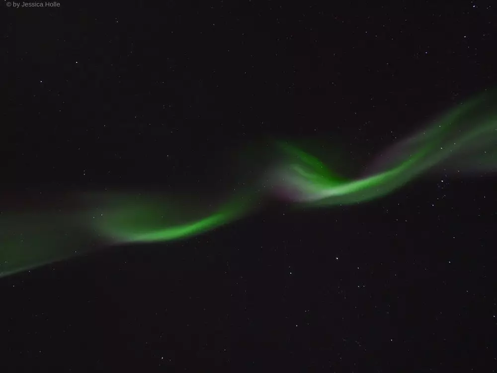 Ihe ngosi Celestial ndị a gụnyere Auroras na-efe efe na Comet gbawara agbawa