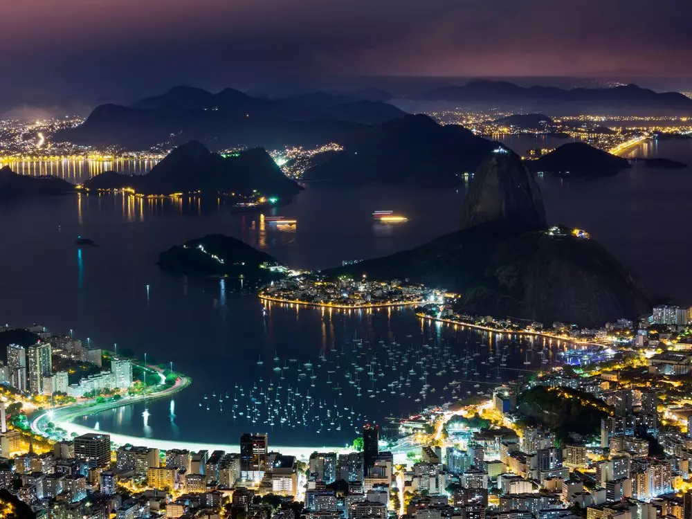 Guanabara Bay noću, Rio de Janeiro.