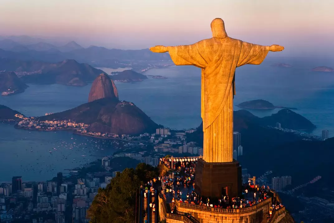 Tswv Yexus Khetos tus Txhiv Dim overlooking Rio de Janeiro