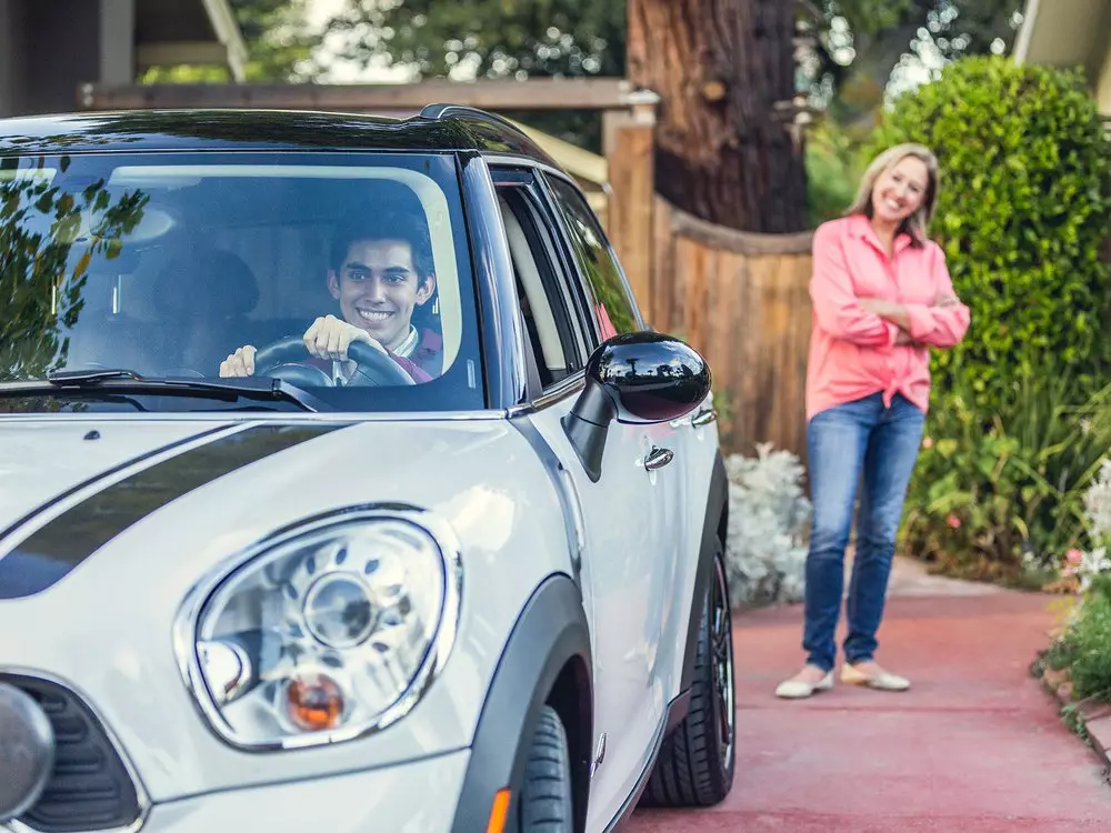 Pais, dêem aulas de direção aos seus adolescentes sem nem mesmo estar no carro