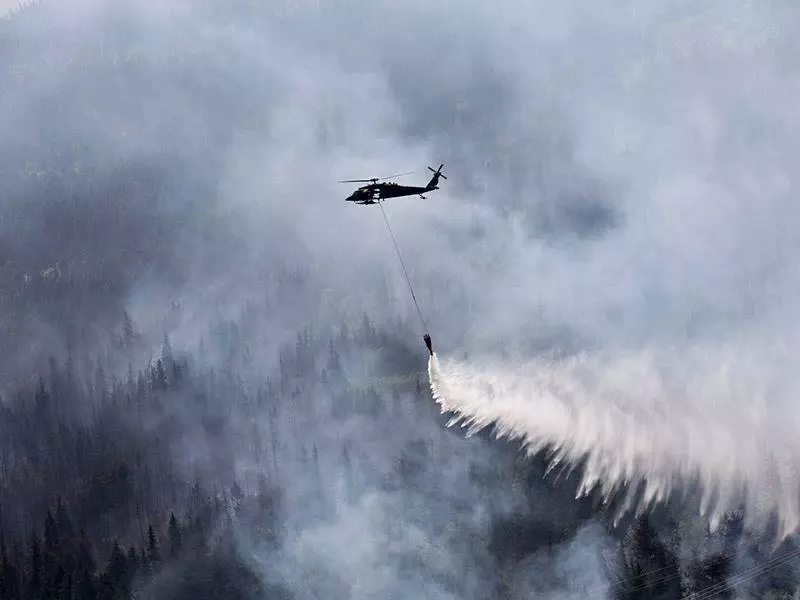 Kyk Wildfire Smoke van Alaska en Kanada Envelop the Arctic