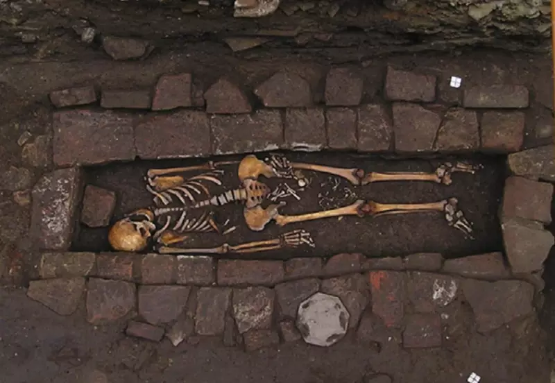 Tsis tshua muaj Case ntawm 'Coffin Birth' Pom nyob rau hauv Medieval Grave