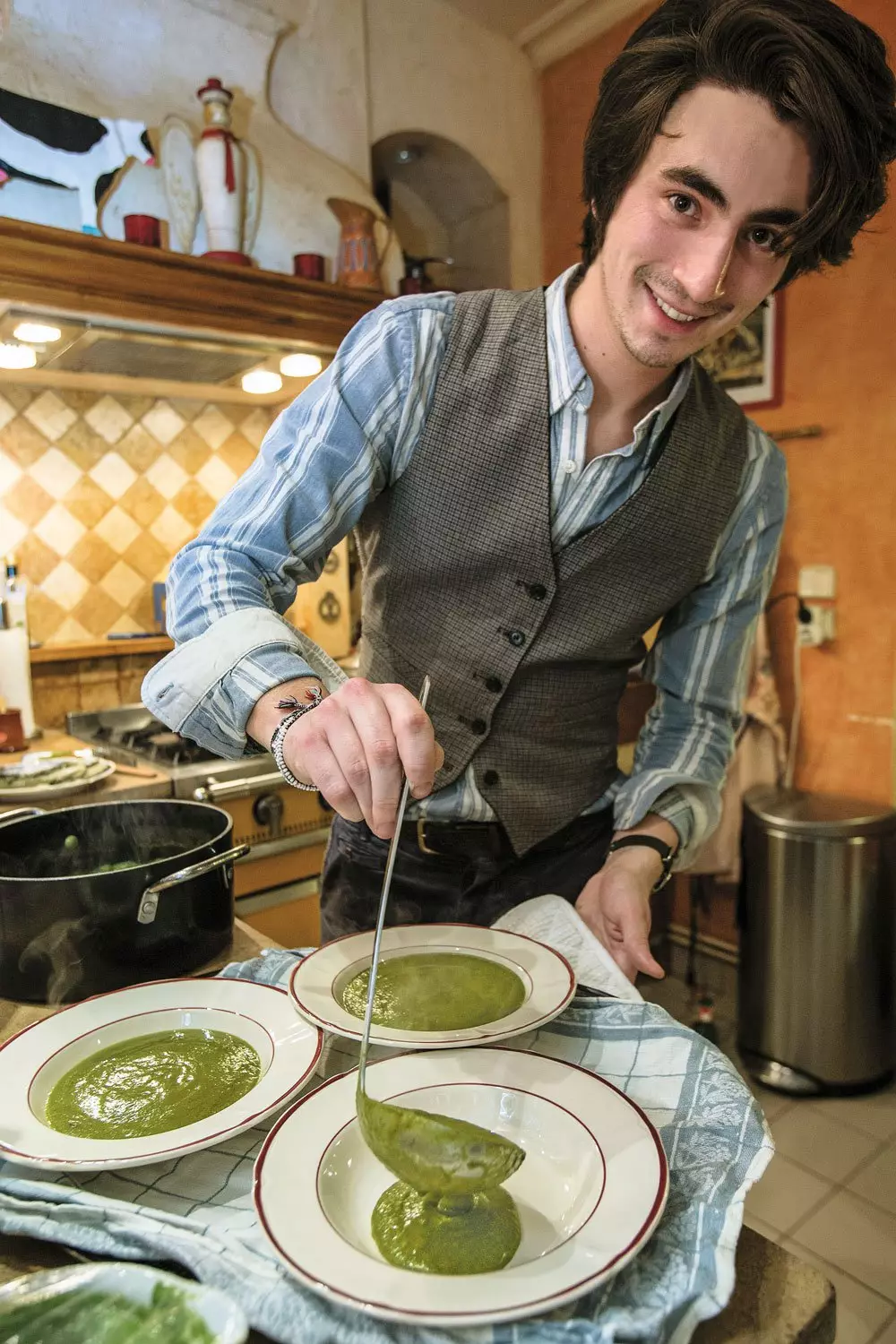 Alexis Marot múc súp cải xoong cho món đầu tiên của bữa ăn. (Owen Franken)