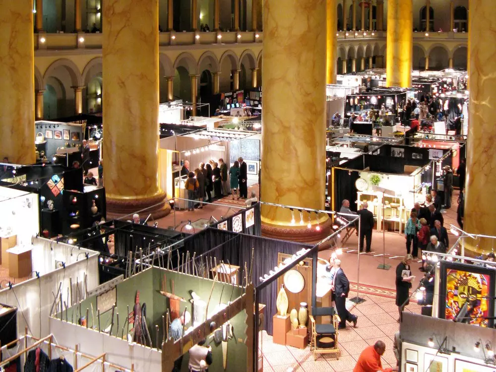 Cómo el trabajo de un escultor y un médico aterrizó en la feria de artesanía más importante del país